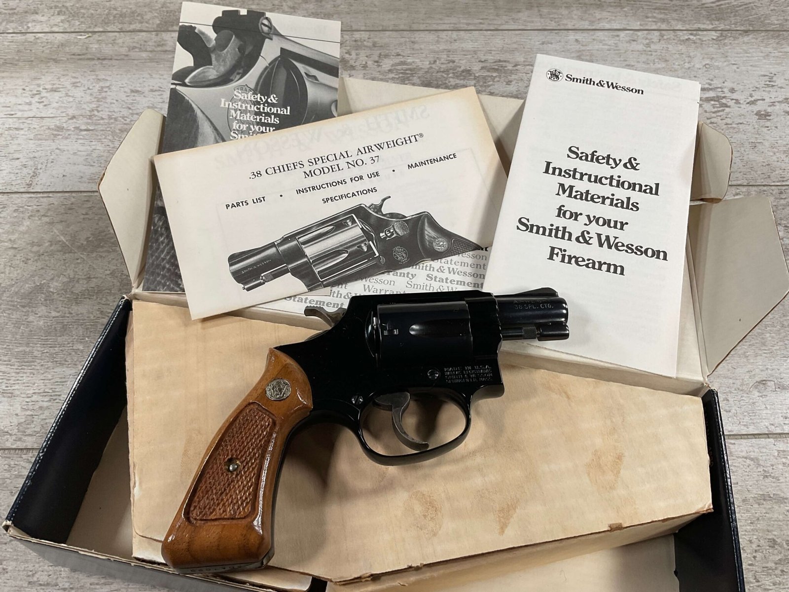 SMITH & WESSON MODEL 37 CHIEFS SPECIAL AIRWEIGHT 38 SPECIAL REVOLVER W ...